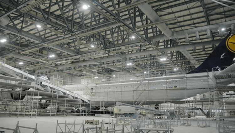 Choosing Optimal Lighting for Aircraft Hangars: A Guide to Enhanced Ef